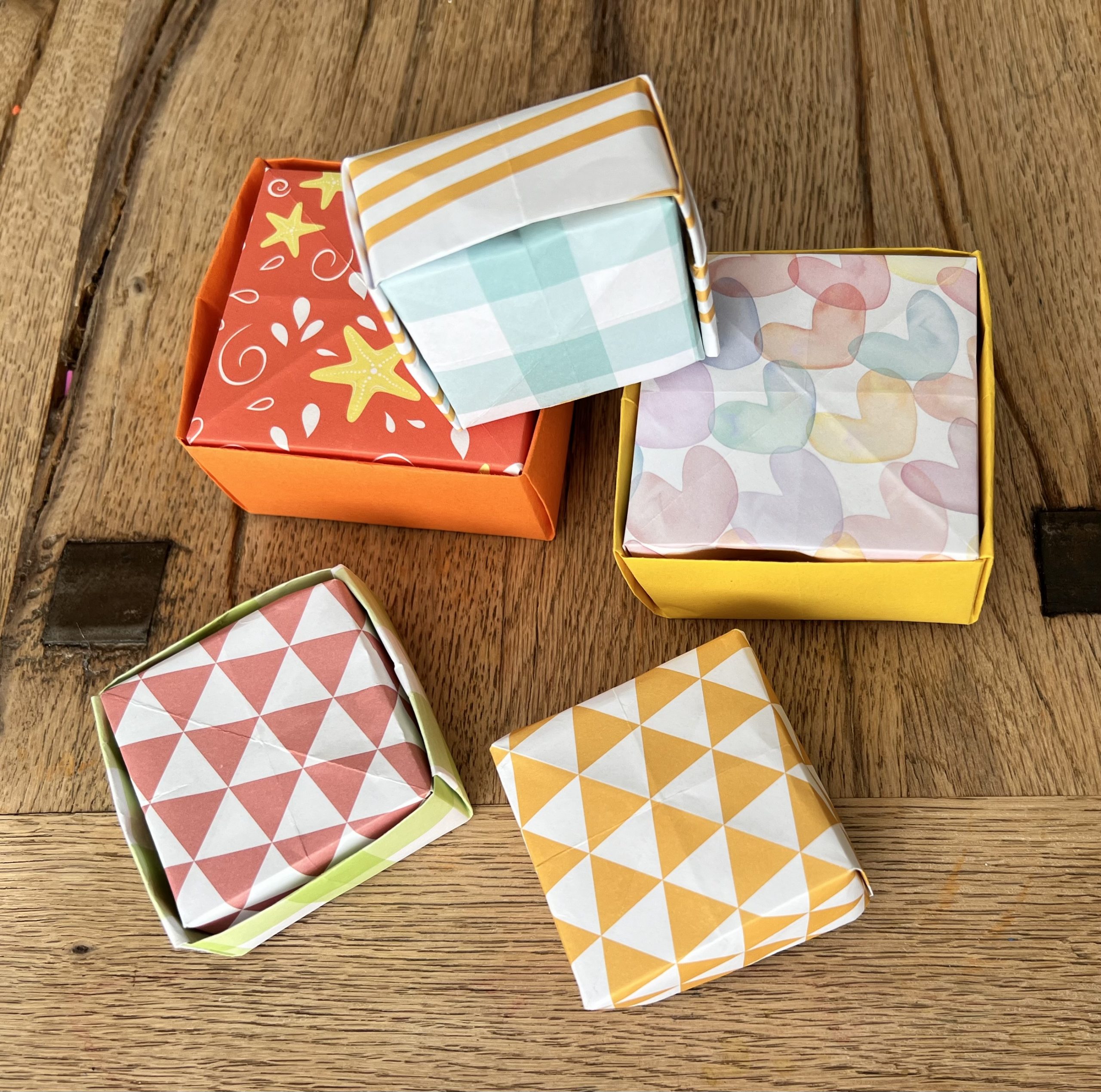 Mit Kindern Origami Schachteln falten - eine Anleitung - Farbschachtel