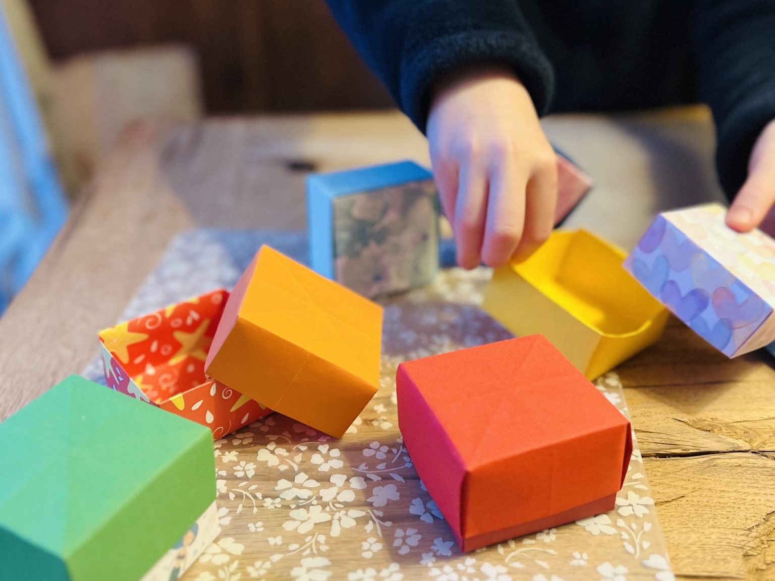 Mit Kindern Origami Schachteln falten - eine Anleitung - Farbschachtel