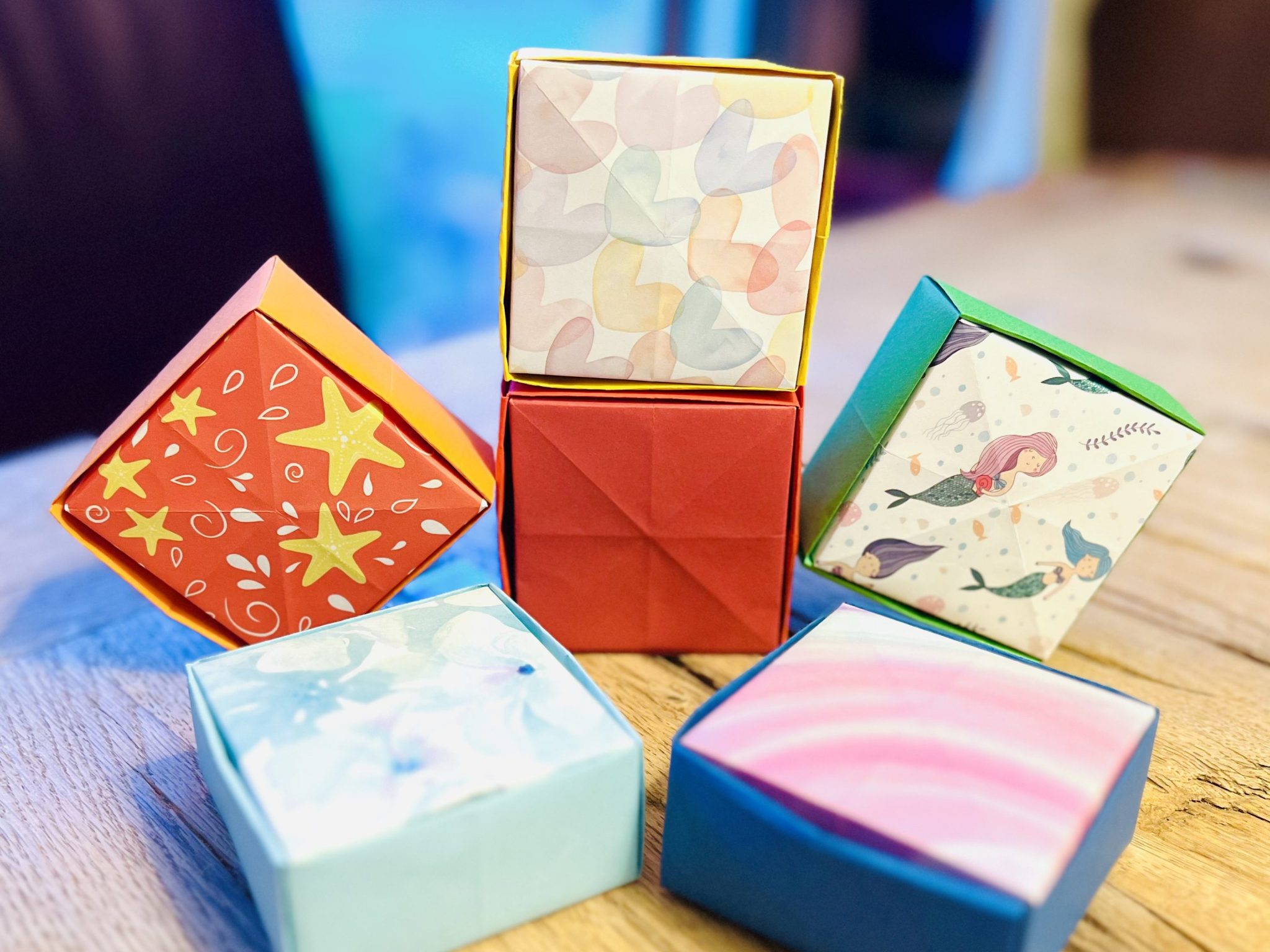 Mit Kindern Origami Schachteln falten - eine Anleitung - Farbschachtel